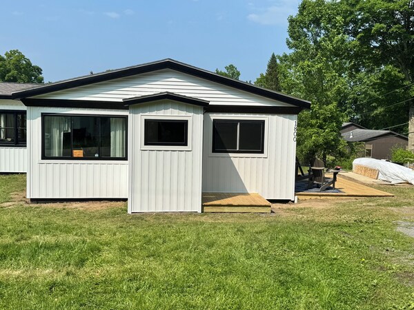 Spacious 2 Br Cottage House - Lake Views - Beach Access. - Burlington, VT