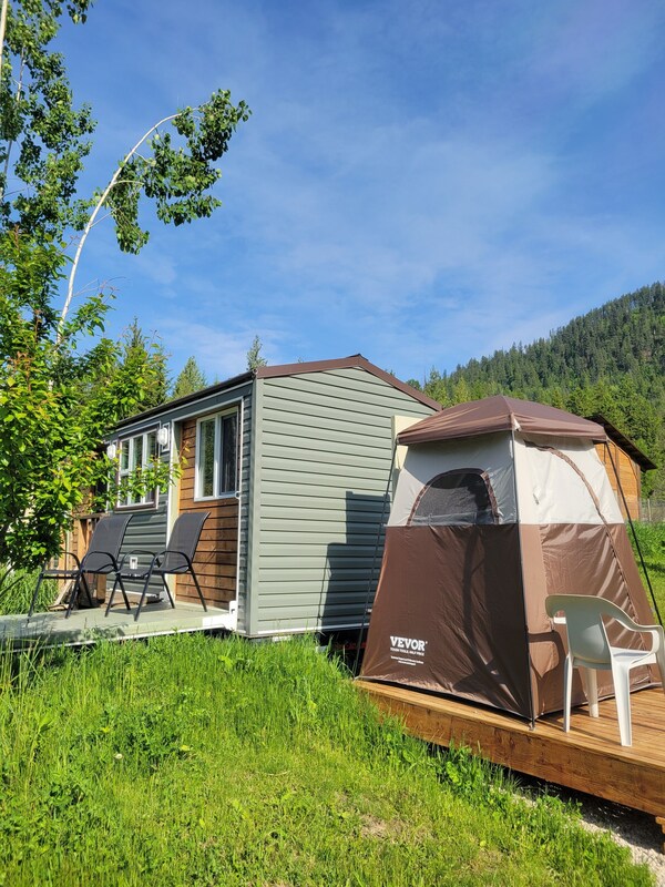 Tiny House With Stunning Mountain Views, Steps From Arrow Lake. Pet- Friendly! - British Columbia
