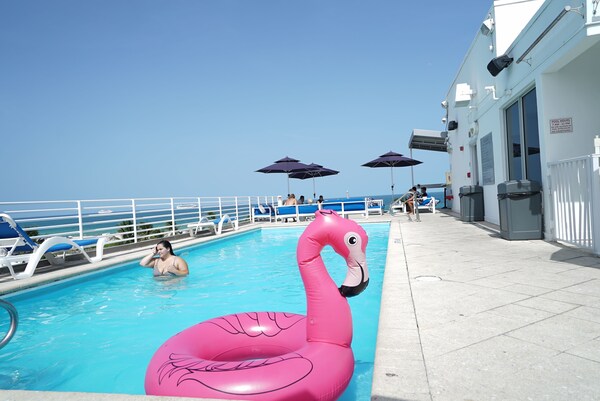 Ocean Drive Apartm Roof Top Pool Beach Access Chic Hotel Suite With Wifi 406 - Miami, FL