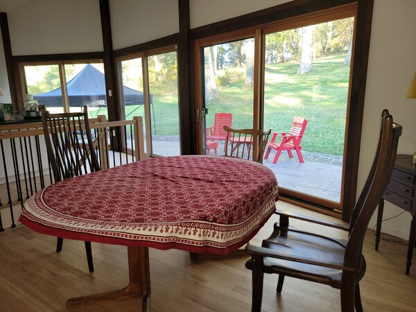 A Spectacular Shawangunk Vista In A Beautifully Renovated Chalet On A Lush Lawn. - Kerhonkson, NY