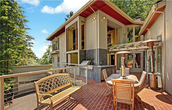 3br Urban Oasis With Lake Views, Swimming Pool, Hot Tub, Steam Shower And Sauna. - Bothell, WA