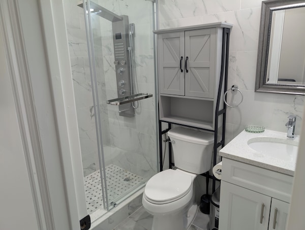 Modern Comfort - Minimal Style\nentire Guest Suite In Elmont, New York - Hollis Hills - Queens NY