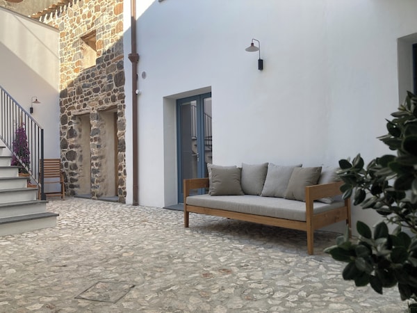 Zenia A, Comfortable And Cozy, In Historic Center With Free Private Parking - Orosei