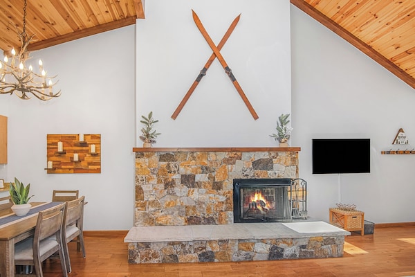 Top Floor Updated And Modern 3 Bed/2ba Mtn Condo Minutes To Beaver Creek & Vail - Edwards, CO
