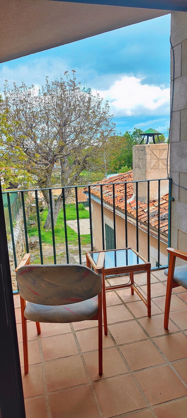 Casa Familiar Con Jardã­n Y Piscina Cubierta.ideal Para Cumpleaã±os. - Navafría