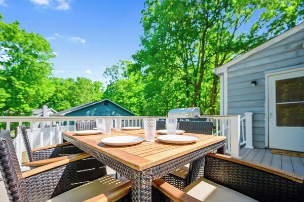 King Bed,tvs& Noise Machine, Office ,Grill, Crib, Kids Essentials,walking Trail, - Apex, NC