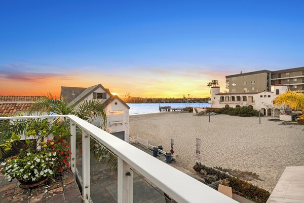 Cdm Gem Steps From The Sand - Newport Beach, CA