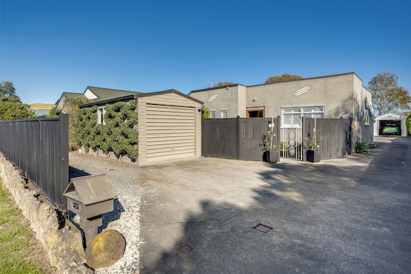 Coastal Charm - Napier Holiday Home - Clive