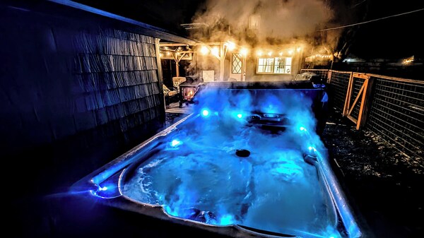 End Your Search! Fun Dwtn Historic Home Spa Firepit Big Fenced Yard Game Room - Idaho