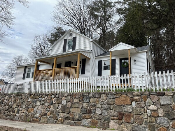 Charming Hillside Cottage In Beautiful Lake Luzerne - Lake George, NY