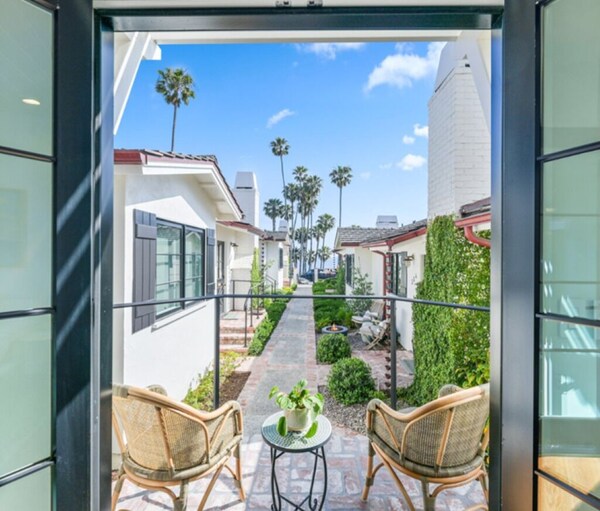 Cozy Oceanfront Cottage, Perfect Location! - Laguna Beach, CA