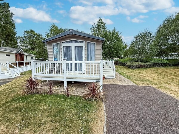 Beautiful 8 Berth Caravan With Decking At Haven Hopton Beach Ref 80011b - Great Yarmouth