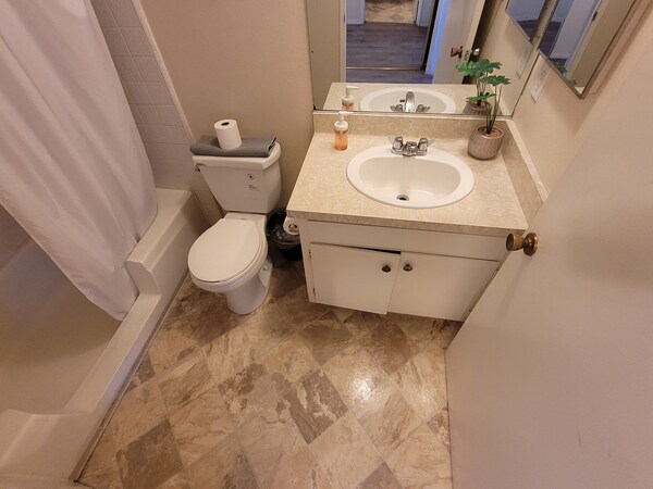 Chic Queen Bed Unit With Wifi, Ac In Enchanting Beverly Hills - Beverly Hills, CA