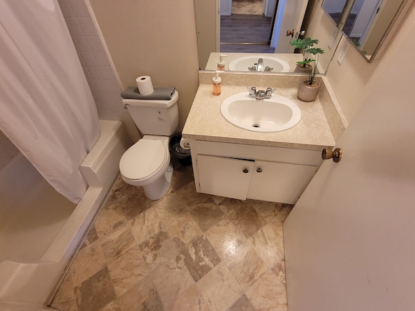 Chic Queen Bed Unit With Wifi, Ac In Enchanting Beverly Hills - Beverly Hills, CA