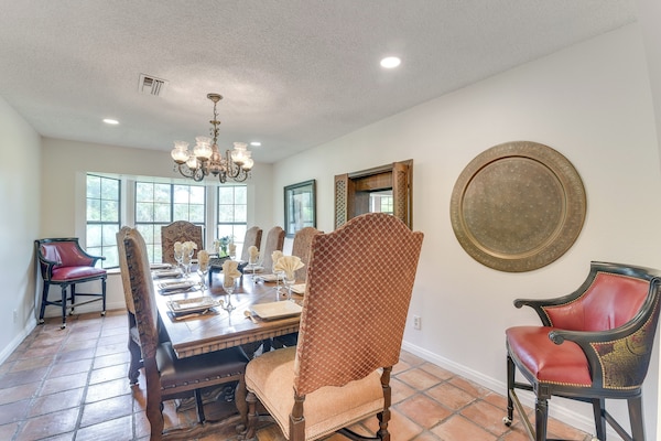 2 Mi To Dtwn: Spacious Angleton Home W/ Courtyard! - Lake Jackson, TX