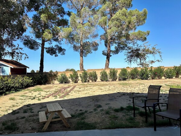 4br/2.5ba House In Delightful Lancaster With Wifi, Ac And Large Yard - Lancaster, CA