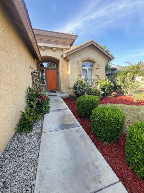 Spacious 4-bedroom House With Pool, Fwy Access In Charming Bakersfield - Bakersfield, CA