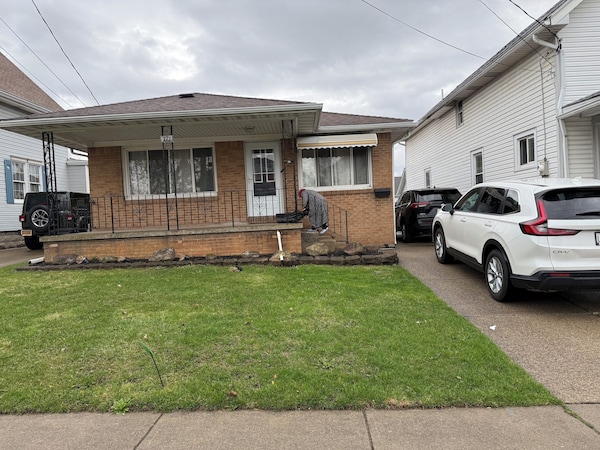 Charming 3-bedroom House With Wifi And Ac In Depew - East Aurora, NY