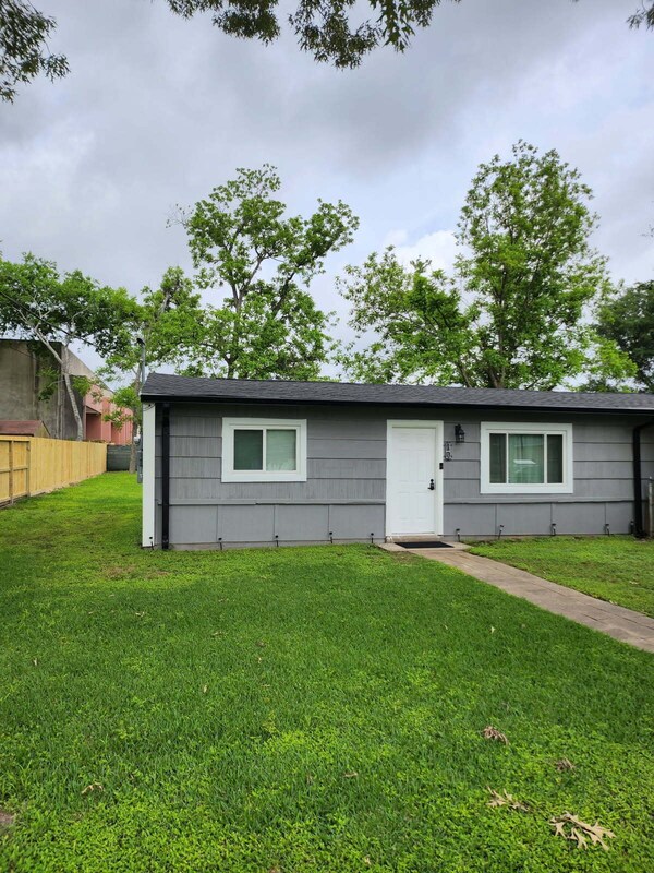Charming 3-bedroom House With Wifi And Ac In Enchanting Houston - Houston, TX