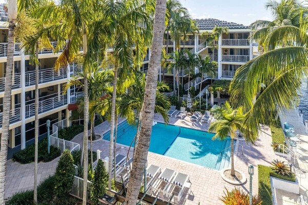 Boca Waterfront  Walk To Beach  Pool & Hot Tub  Gym  Parking - Boca Raton, FL