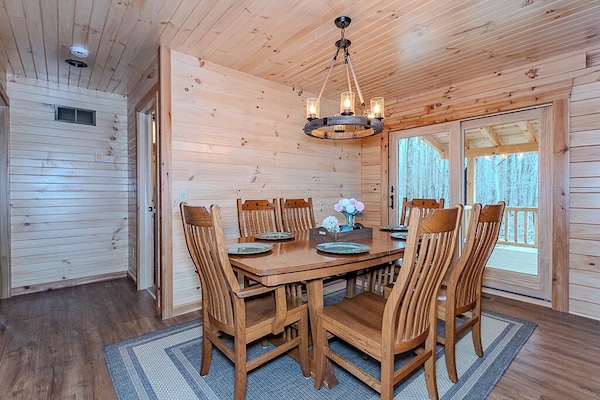 Cozy 3-br Cabin W/hot Tub/ac Lovely Geneva. Minutes From Wineries, Spire & Gol - Geneva-on-the-Lake, OH