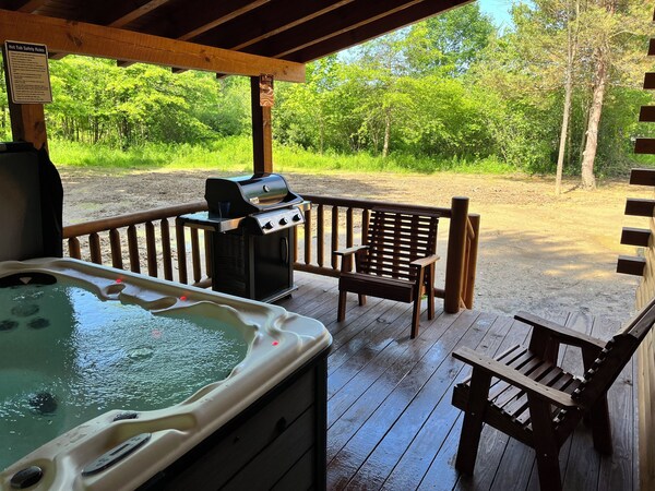 Cozy 3-br Cabin W/hot Tub/ac Lovely Geneva. Minutes From Wineries, Spire & Gol - Geneva-on-the-Lake, OH