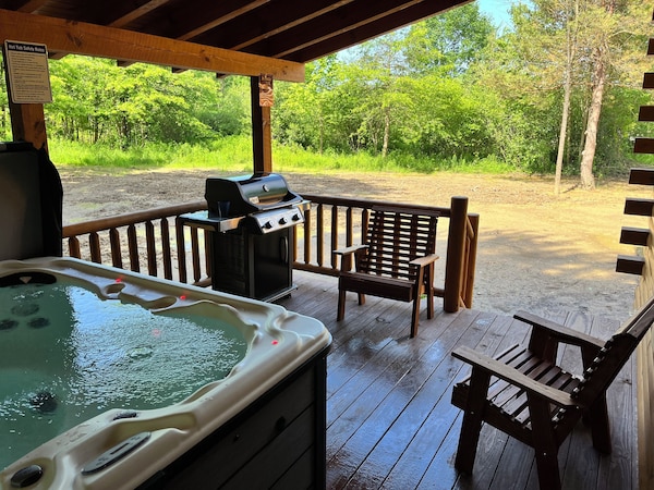 Cozy 3-br Cabin W/hot Tub/ac Lovely Geneva. Minutes From Wineries, Spire & Gol - Geneva-on-the-Lake, OH