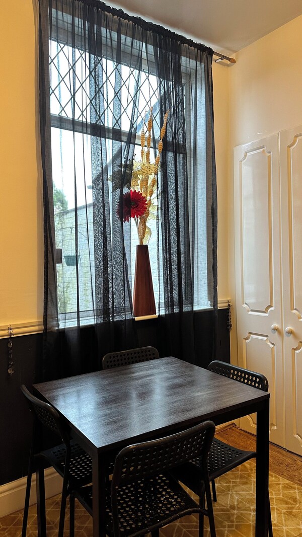 2 Bedroom House In Manchester - Bury