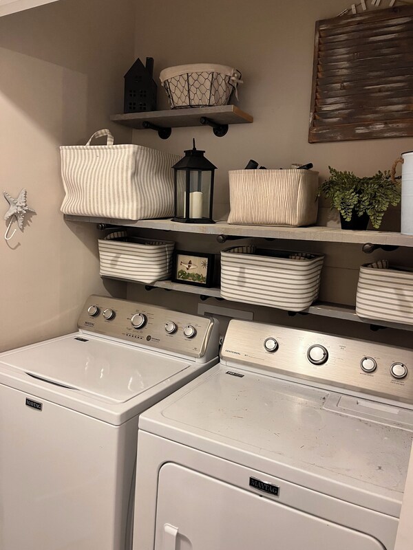 Quaint Bungalow In A Quaint Artsy Little Town With A River Running Through It! - Carleton Place
