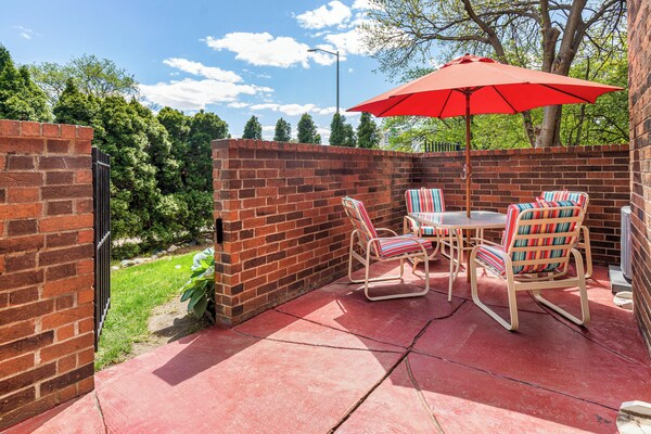 3-bedroom Condo Quiet And Secure In An Upscale Neighborhood Downtown Detroit. - Windsor, ON, Canada
