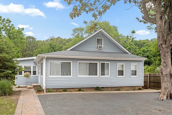 East Of Rt 1  Coastal Cottage 5-bedroom / 2.5-bath. Less Than 2 Miles To Beach - Rehoboth Beach, DE