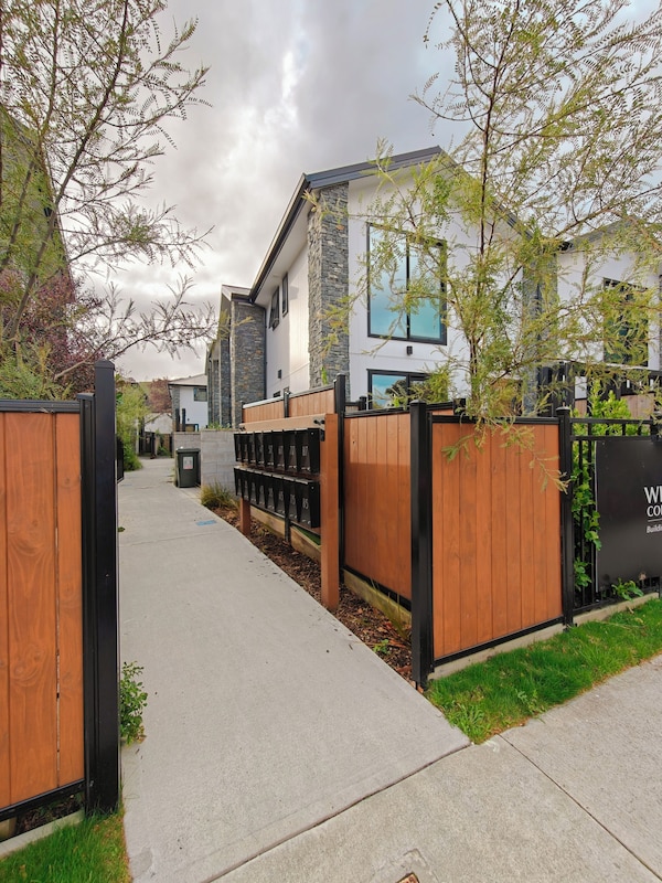 A Quiet Modern / Brand New Gem - Lower Hutt