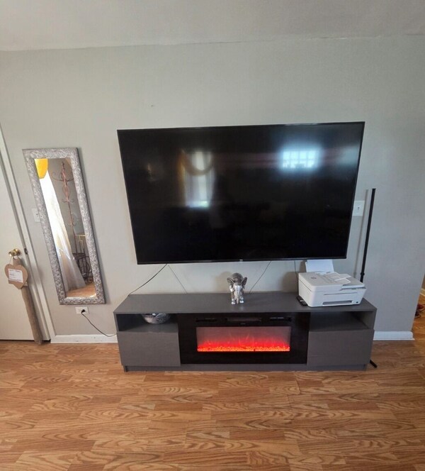 Cozy 3-bedroom Escape W/ Bonus Extra Living Area  Chicago Suburbs\n - Riverdale - Chicago