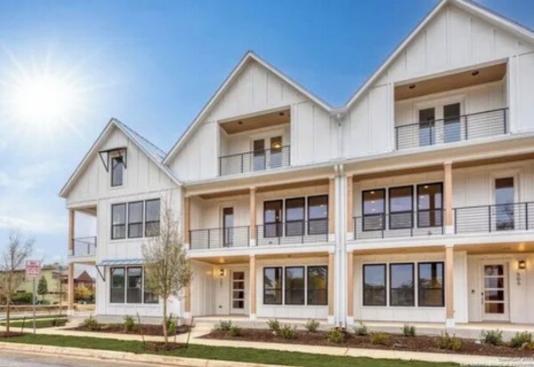 Welcome To The Texan Den Where Luxury Meets Tranquility. - Highland Park - San Antonio