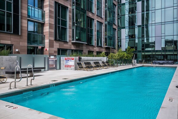 Blueground | Civic Center, Pool, Nr Civic Center Plaza - San Francisco, CA