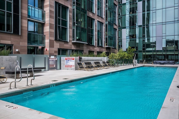 Blueground | Civic Center, Pool, Nr Civic Center Plaza - San Francisco, CA