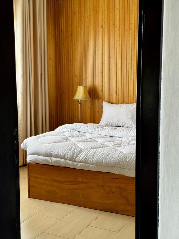 Stylish 2br W/ Balcony & Fast Wi-fi, City Views - Kigali