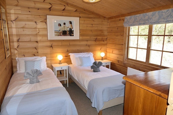 'Bullrush' Luxury Log Cabin. 3.5 Acre Lakeside Setting In Pewsey Vale Wiltshire - Cotswolds