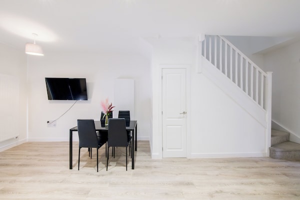Modern 2 Bed House Birmingham Close To City Centre And Parking - Birmingham