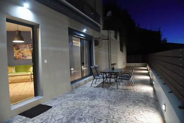 Brand New In-town Apartment With Private Yard - Аргос
