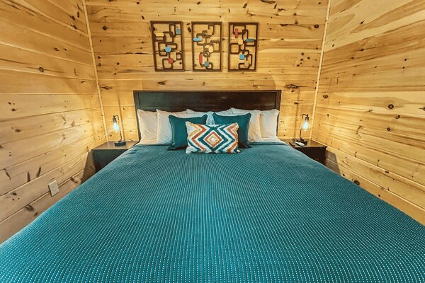 Hot Tub  Dog-friendly  Free Dollywood Tckt  Perfect For 2  Whispering Woods - Cosby, TN