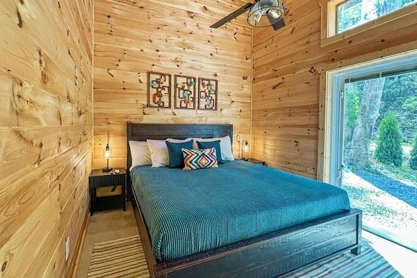 Hot Tub  Dog-friendly  Free Dollywood Ticket  Perfect For 2 (Hiker's Nest) - Cosby, TN