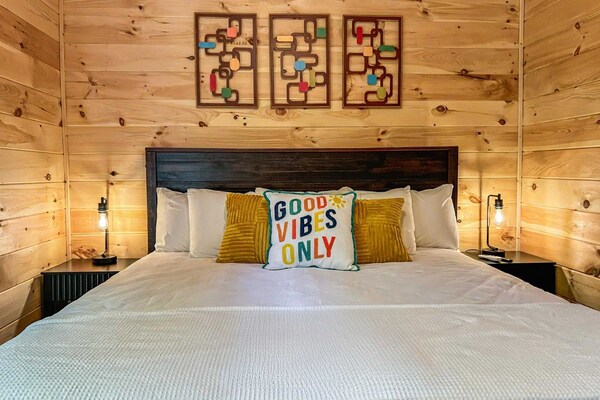 Hot Tub  Dog-friendly  Free Dollywood Ticket  Perfect For 2 (Four Seasons) - Tennessee