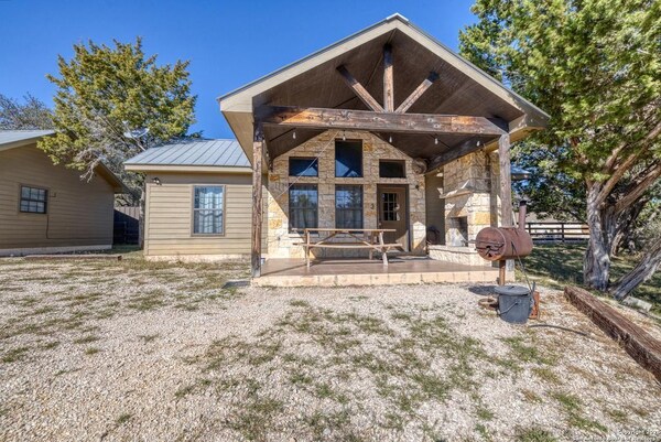 Concan Springs Cabin 3 Shared Pool - Concan, TX