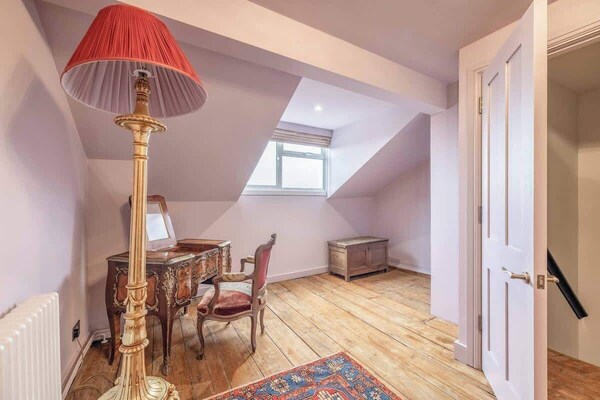Hidden 4 Bed Delight With Castle Views - Windsor