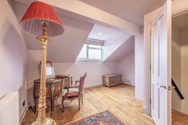 Hidden 4 Bed Delight With Castle Views - Windsor