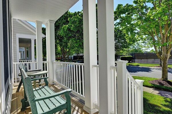 Spacious & Comfortable 3br Townhome With Resort Amenities! Steps From Community Pool, Tennis Courts, Fitness Center, Shuttle To The Beach, Free Wifi, And More! - Fenwick Island, DE