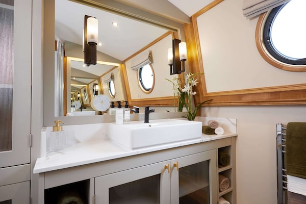 Moonrooms - Luxus Wohnschiff In Berlin Mit Dachterrasse Und Seeblick - Hennigsdorf