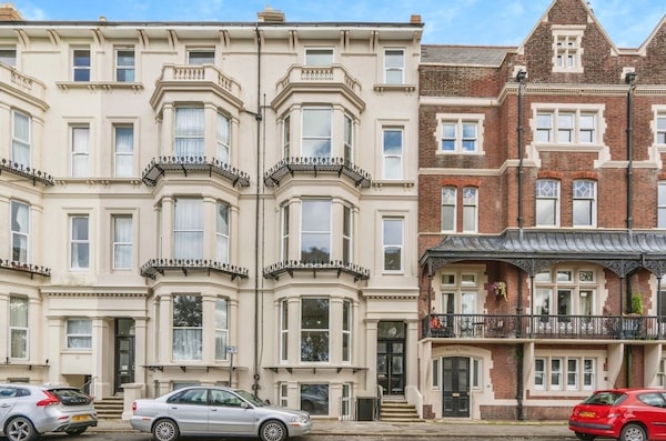 Stylish 2-bed Flat Near Southsea Seafront With Green Views And Bold, Modern Interior - Gosport