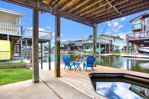 Water Front On The Canal | Boat Slip |Private Dock - Jamaica Beach, TX